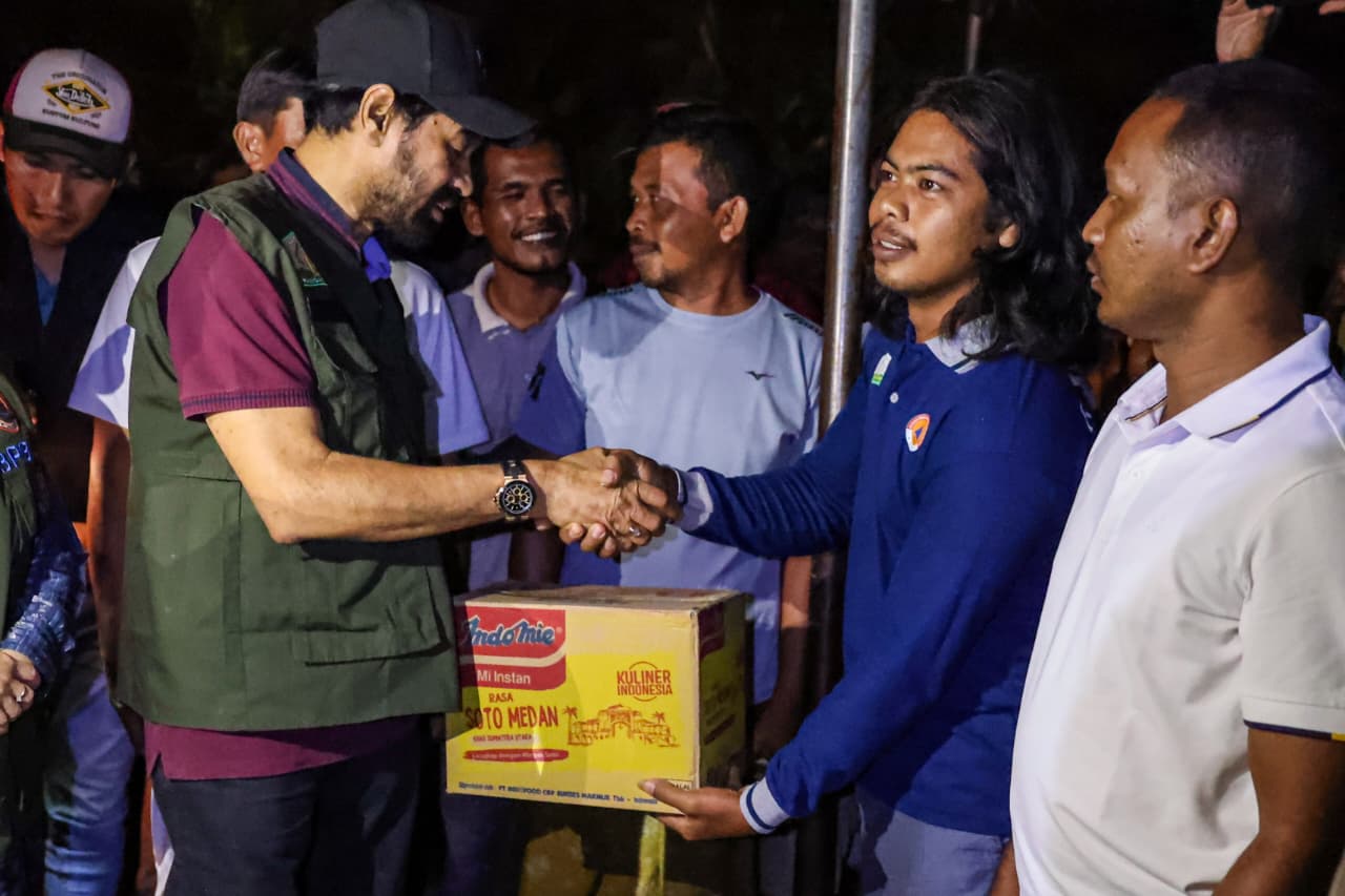Mualem Salurkan Bantuan hingga Tengah Malam ke Pengungsi di Aceh Utara ...